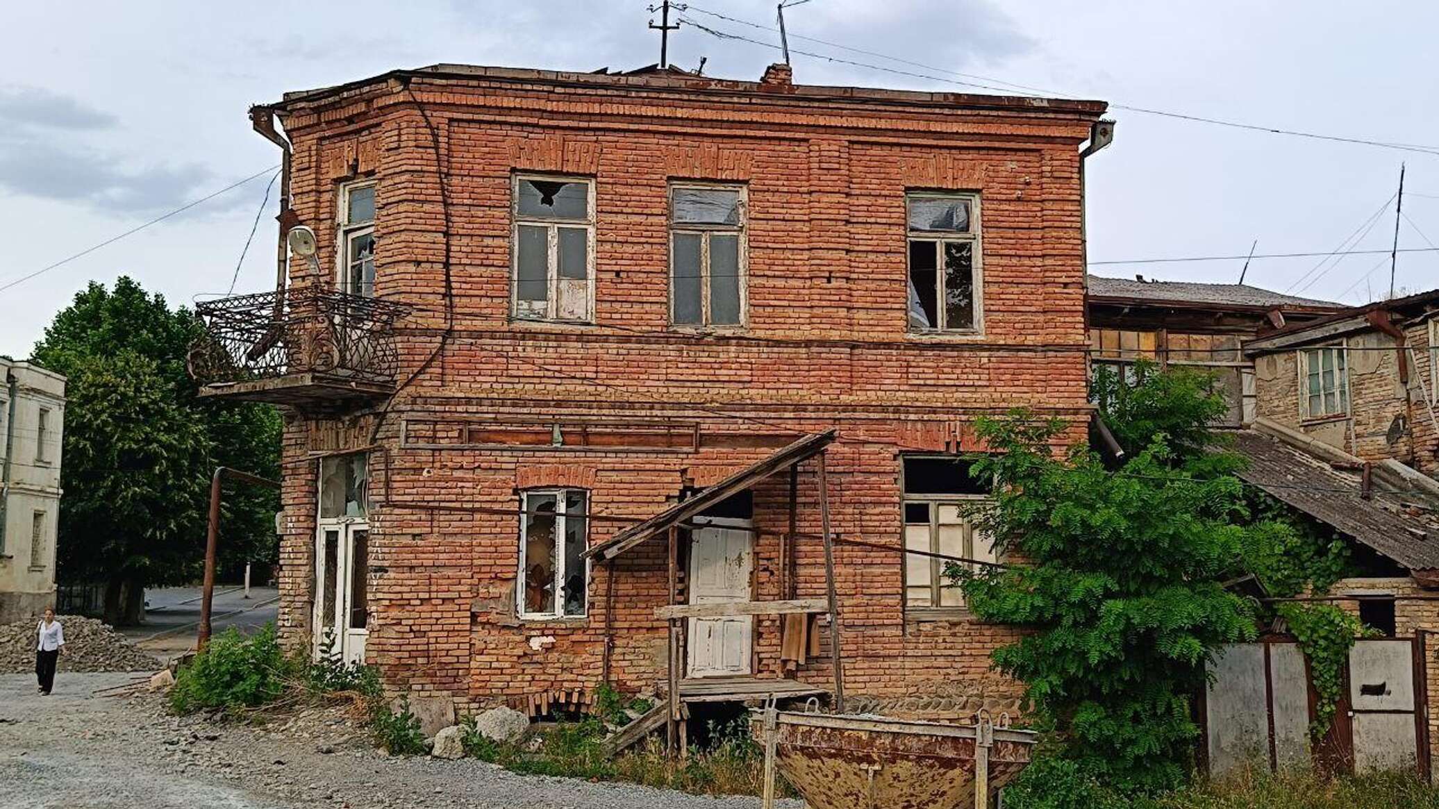 Дом 13 на улице 13 коммунаров в Цхинвале: скандал вокруг исторического ...